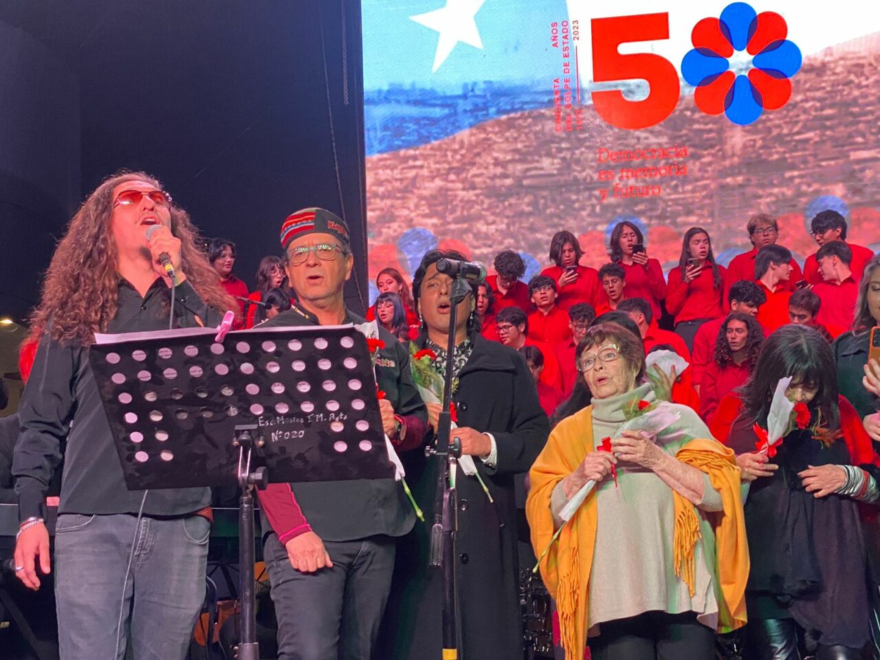 “Once Voces por el Nunca Más” llenó de música y memoria la plaza ...